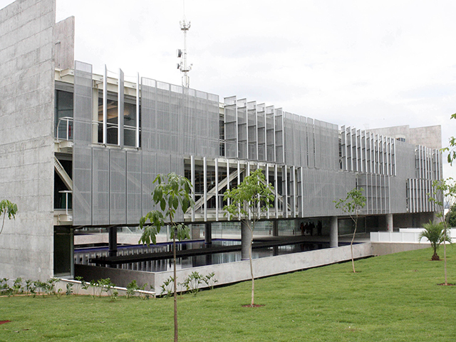 Confira a fachada e os brises que compõem a parte externa do prédio ...