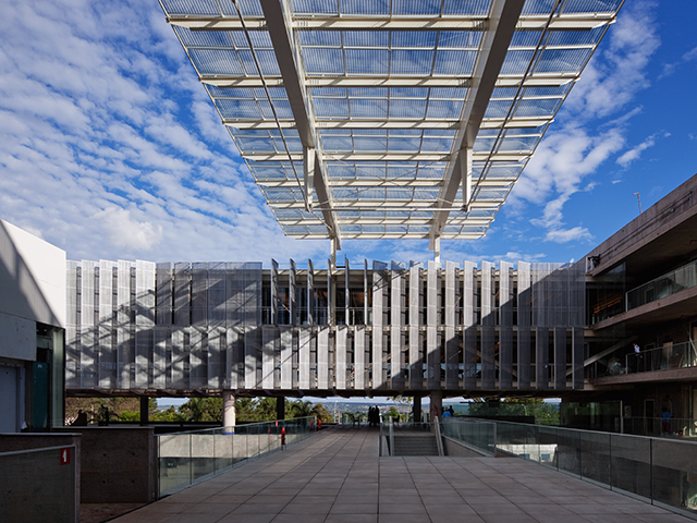 Confira a fachada e os brises que compõem a parte externa do prédio ...