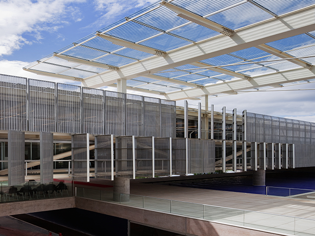 Confira a fachada e os brises que compõem a parte externa do prédio ...