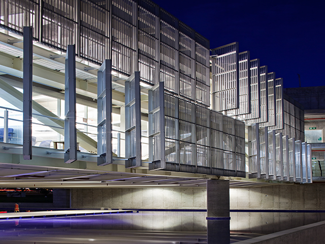 Confira a fachada e os brises que compõem a parte externa do prédio ...