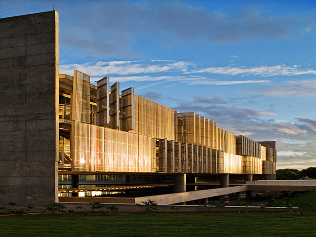 Confira a fachada e os brises que compõem a parte externa do prédio ...